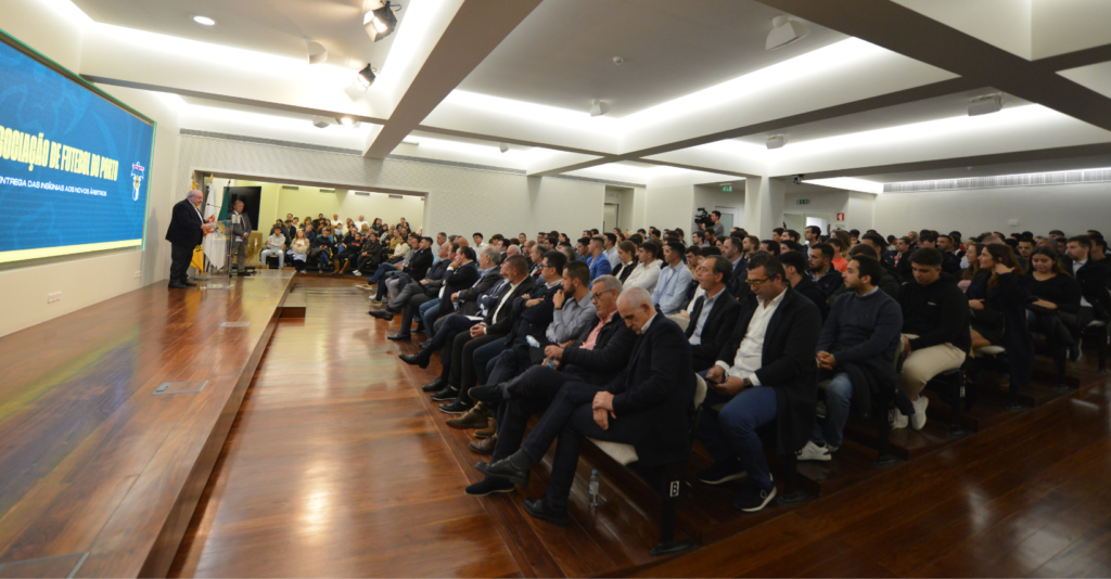 AF Porto entregou insígnias a 100 novos árbitros - AFPorto